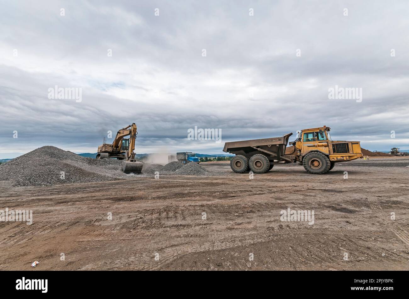 Dump truck loaded dirt hi-res stock photography and images - Alamy