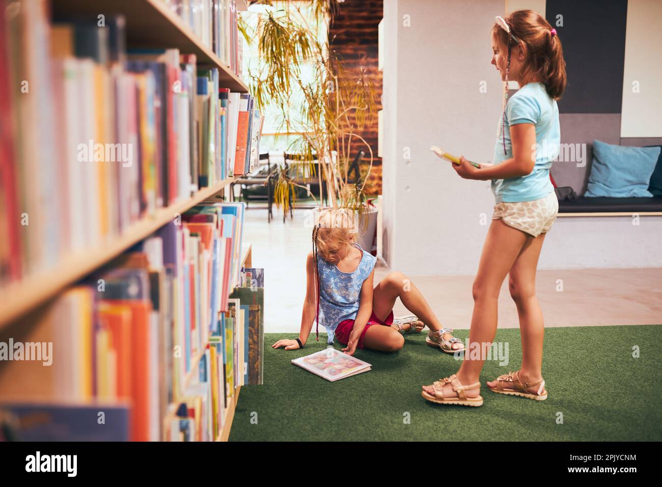 Elementary school reading book hi-res stock photography and images - Alamy
