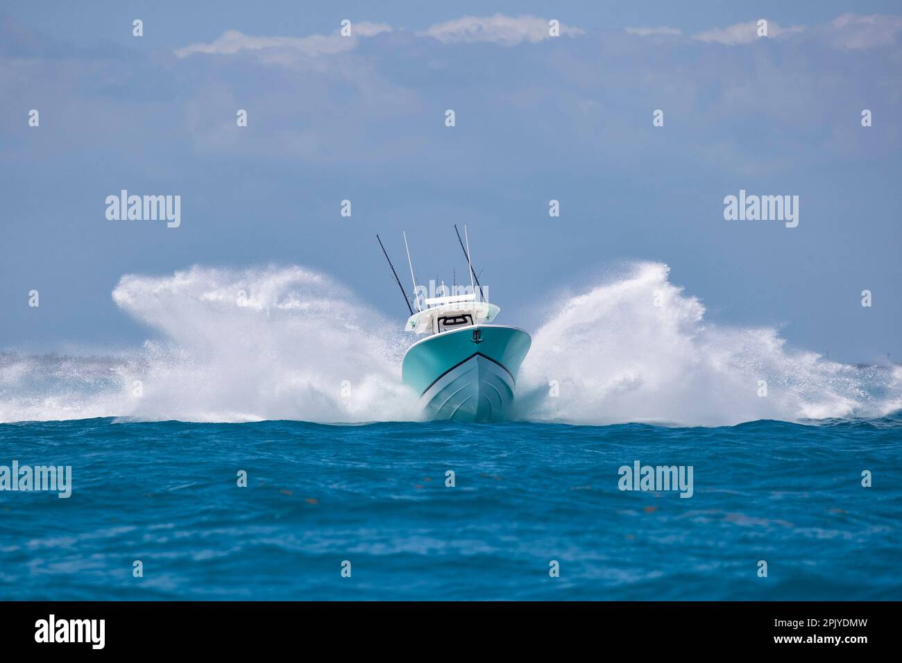 A center console fishing boat throwing big spray in the ocean Stock ...