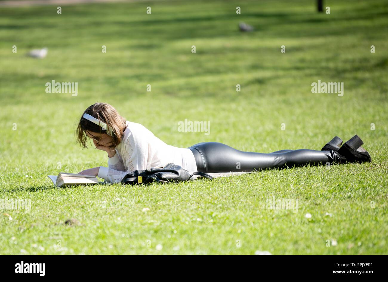 London, UK. 4th Apr, 2023. UK weather, sun bathers enjoying the April ...