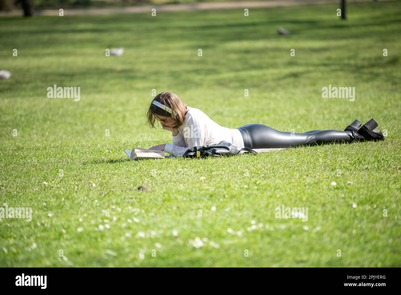 London, UK. 4th Apr, 2023. UK weather, sun bathers enjoying the April ...