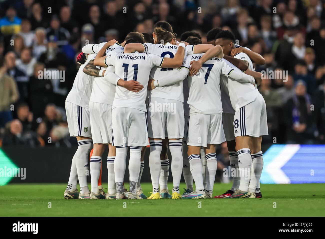 Leeds united team huddle hi-res stock photography and images - Alamy