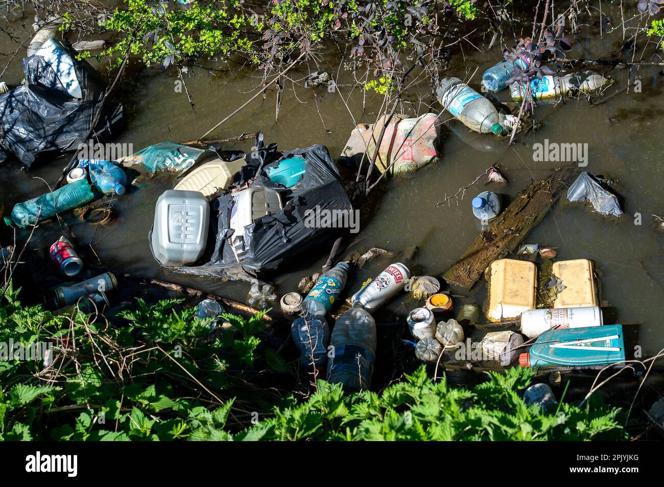 Denham, Buckinghamshire, UK. 4th April, 2023. Shocking amounts of fly ...