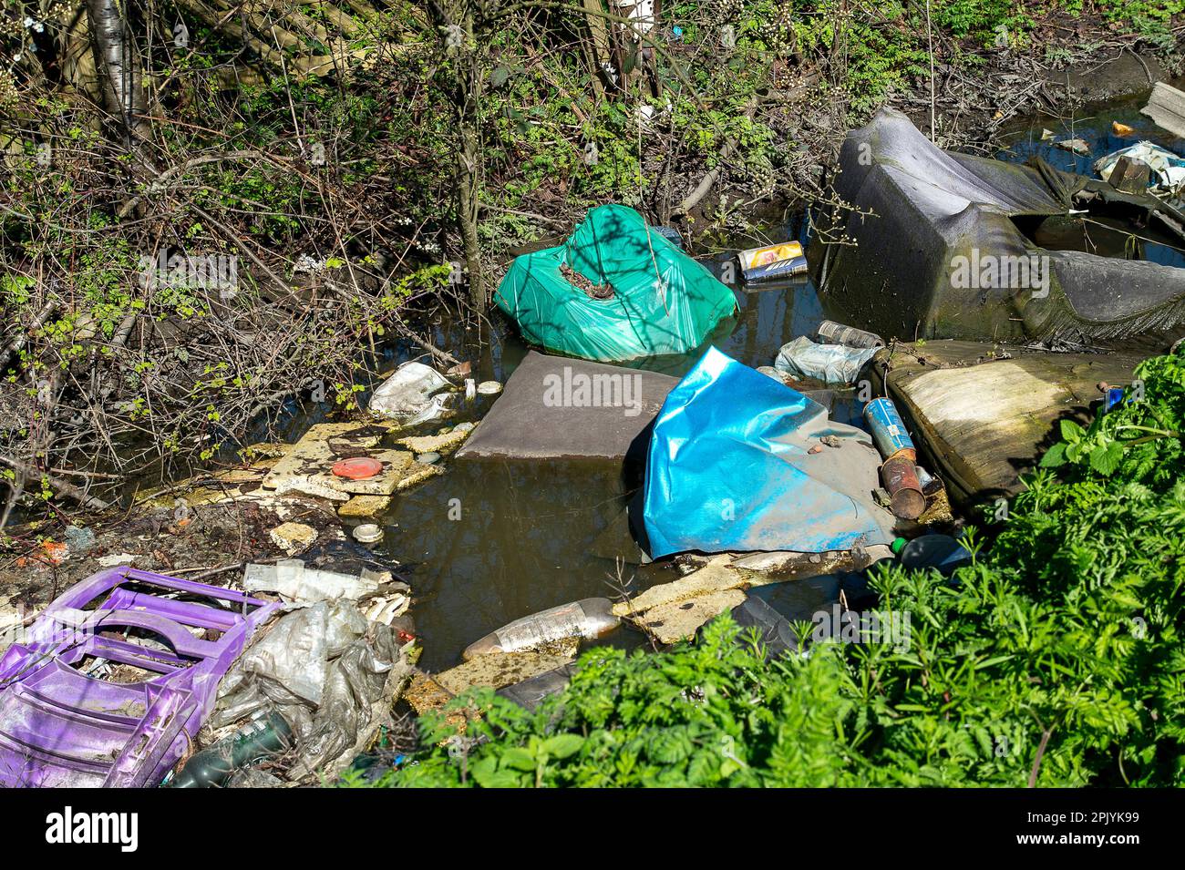 Denham, Buckinghamshire, UK. 4th April, 2023. Shocking amounts of fly ...