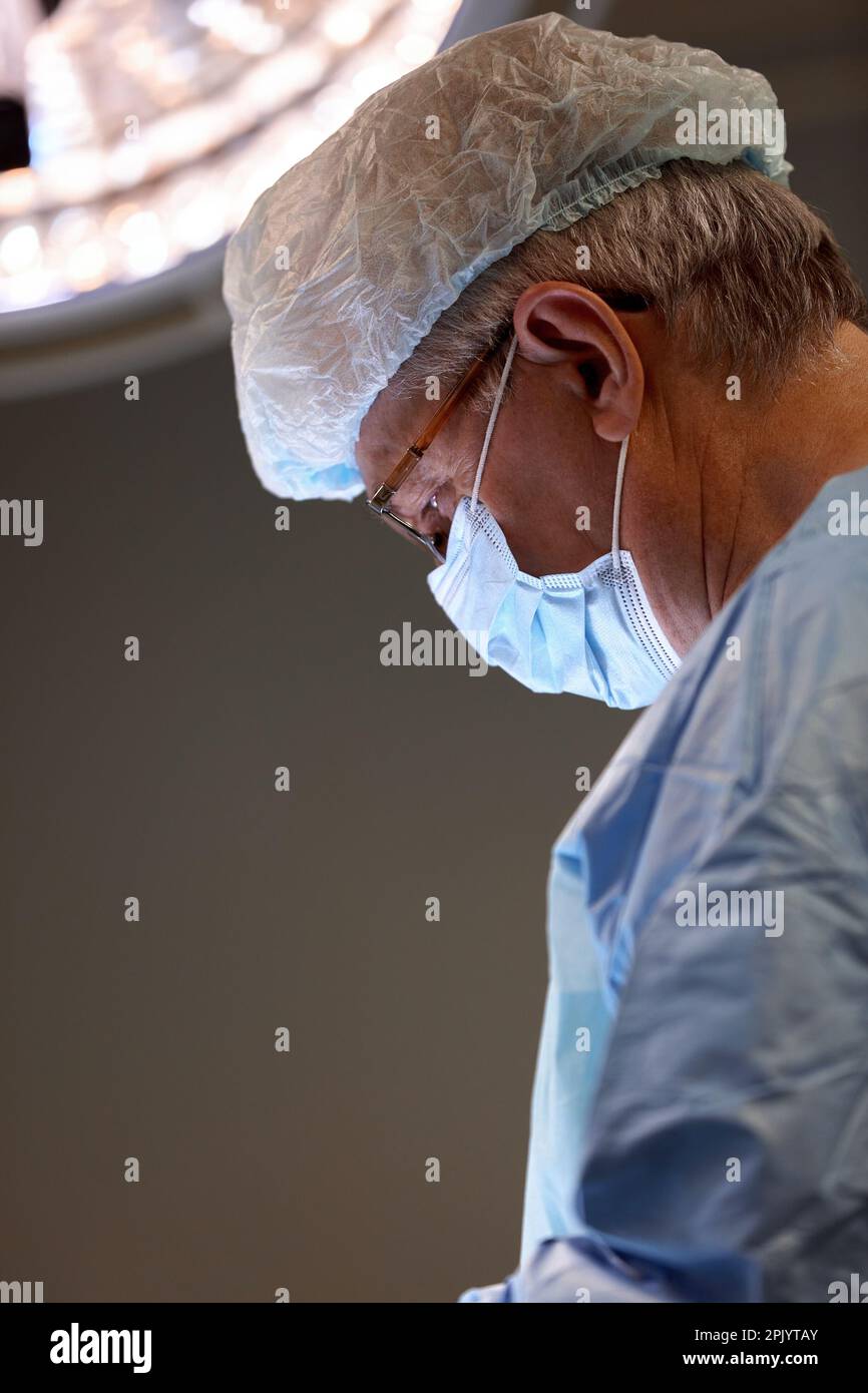 Surgical team performing live operation hi-res stock photography and ...