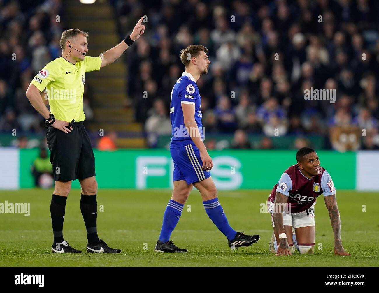 Match referee graham scott hi-res stock photography and images - Alamy