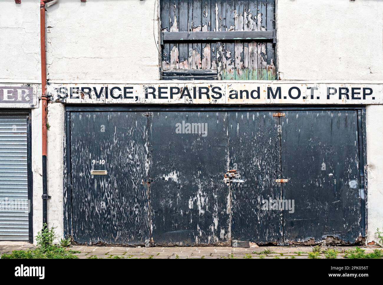 Business premises - auto workshop Stock Photo - Alamy