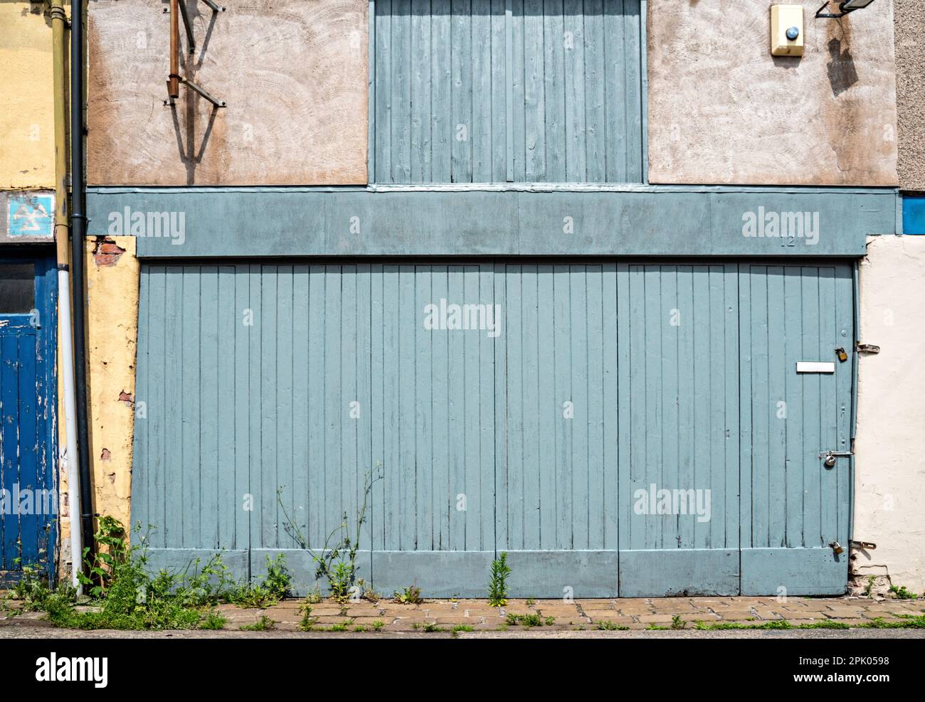 Car workshop entrance hi-res stock photography and images - Alamy