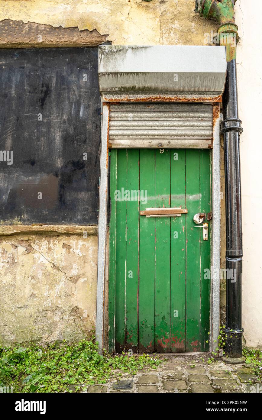 Backstreet doorway of commercial building Stock Photo - Alamy