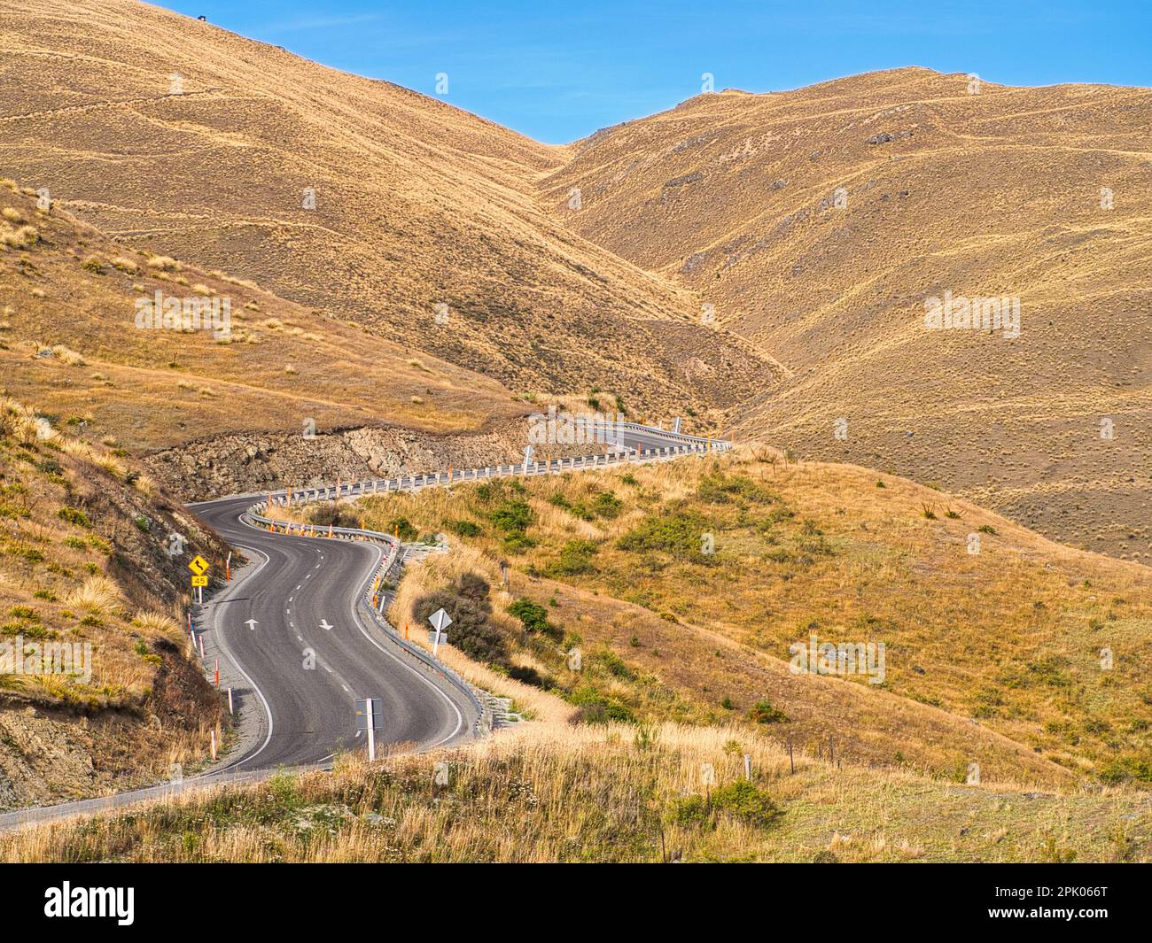 The road heading up the Crown Range Stock Photo - Alamy