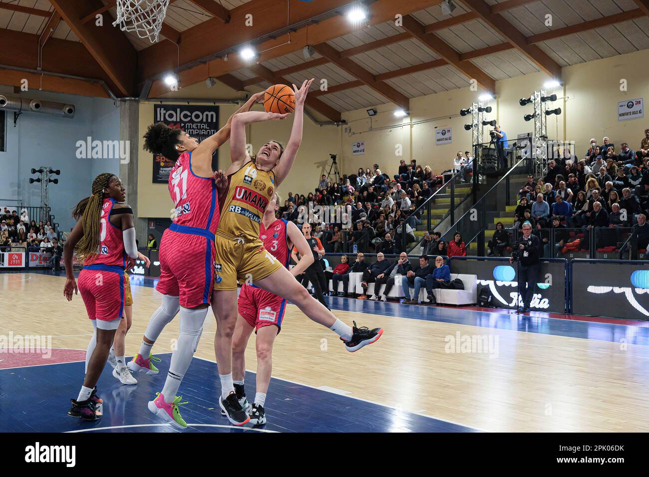 Jasmine Keys of Famila Wuber Schio (L) and Sara Madera of Umana Reyer ...