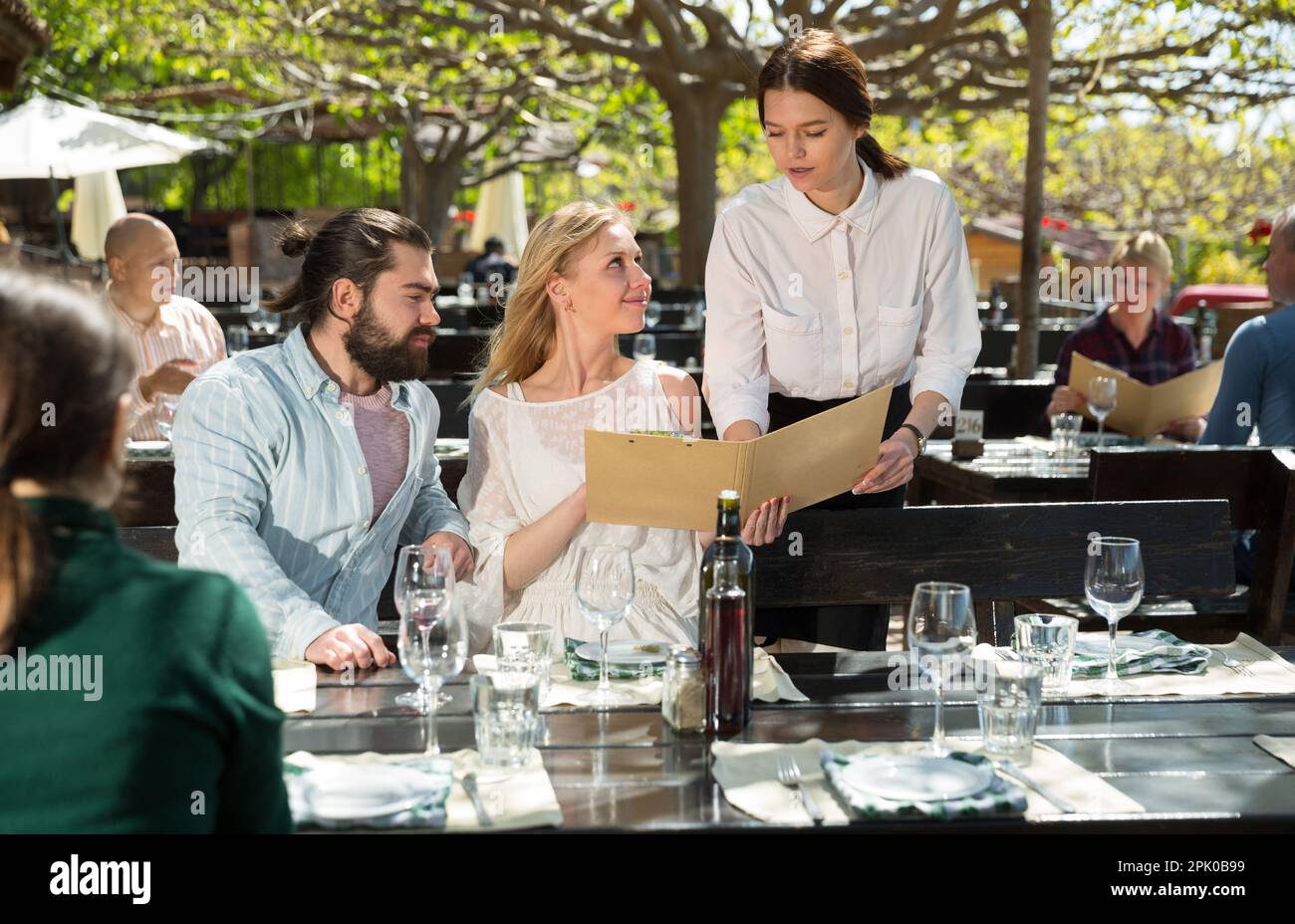 Friends cafe outdoors waitress hi-res stock photography and images - Alamy
