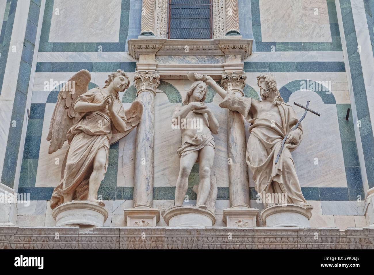 Statues on facade duomo hi-res stock photography and images - Alamy