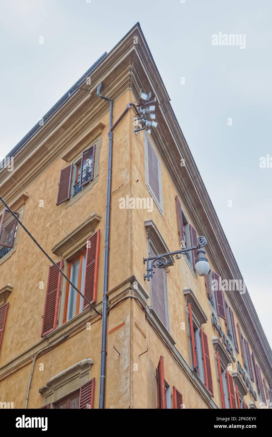 Building on corner piazza hi-res stock photography and images - Alamy