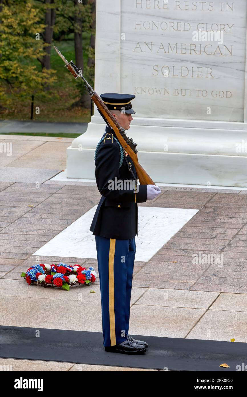 The honor guard at the "Tomb of the Unkowns" stands at attention for ...