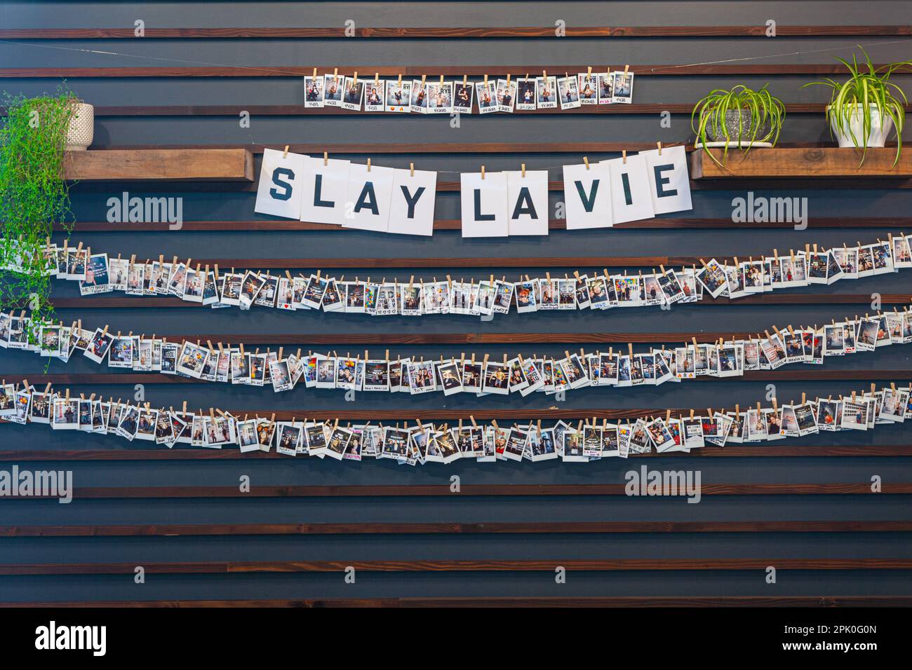 Pictures hanging on a wall hi-res stock photography and images - Alamy