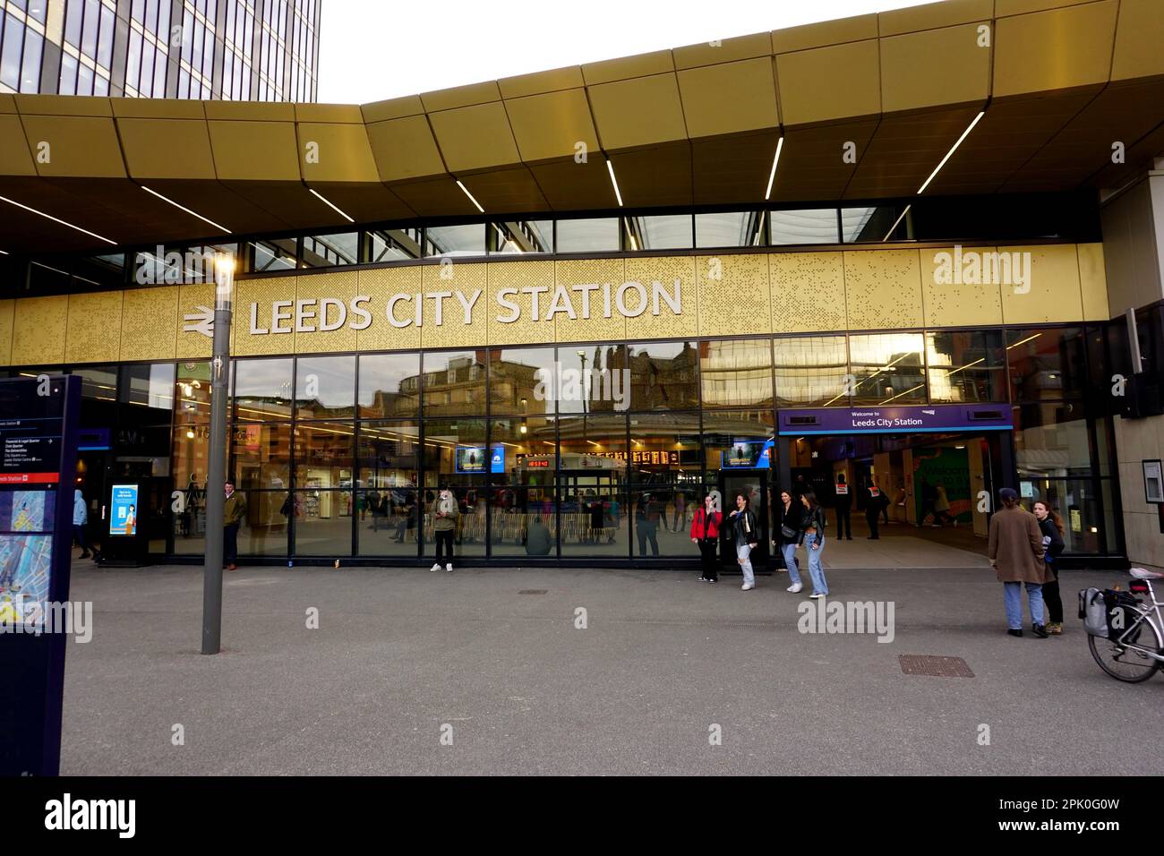 Leeds city station hi-res stock photography and images - Alamy