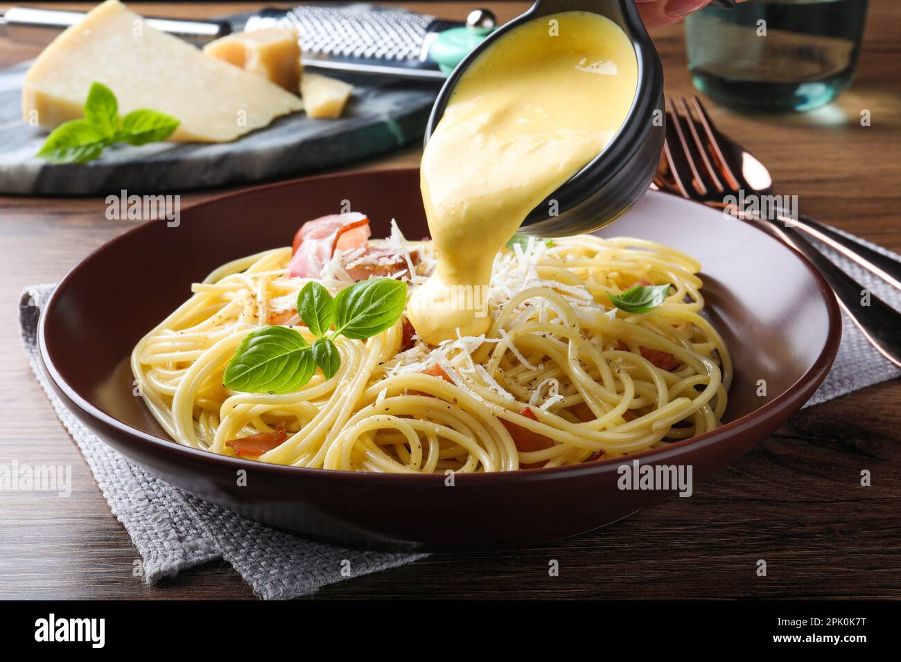 Pouring sauce on spaghetti hi-res stock photography and images - Alamy