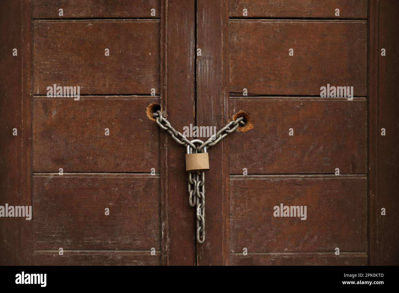 Old wooden door with chain and lock, closeup view Stock Photo - Alamy