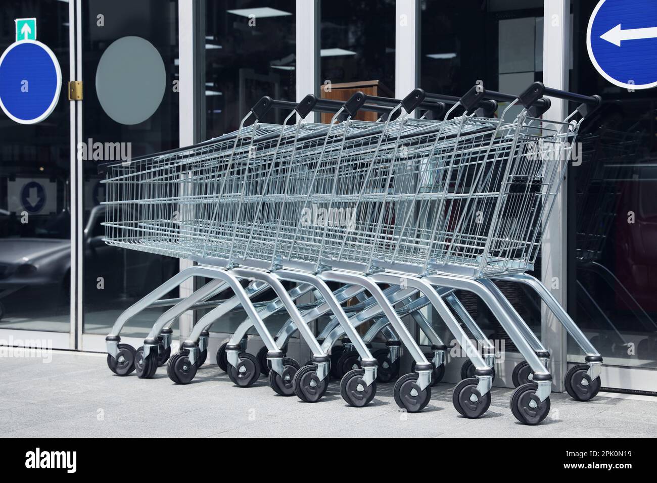 Stylish shopping carts hi-res stock photography and images - Alamy