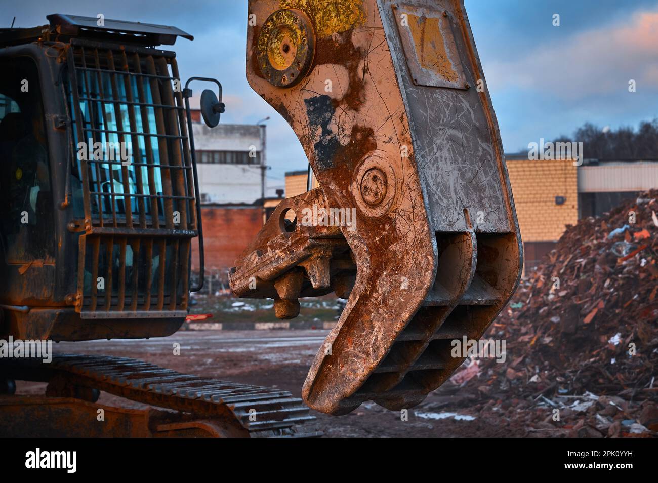 Metal crusher on excavator rigging Stock Photo - Alamy