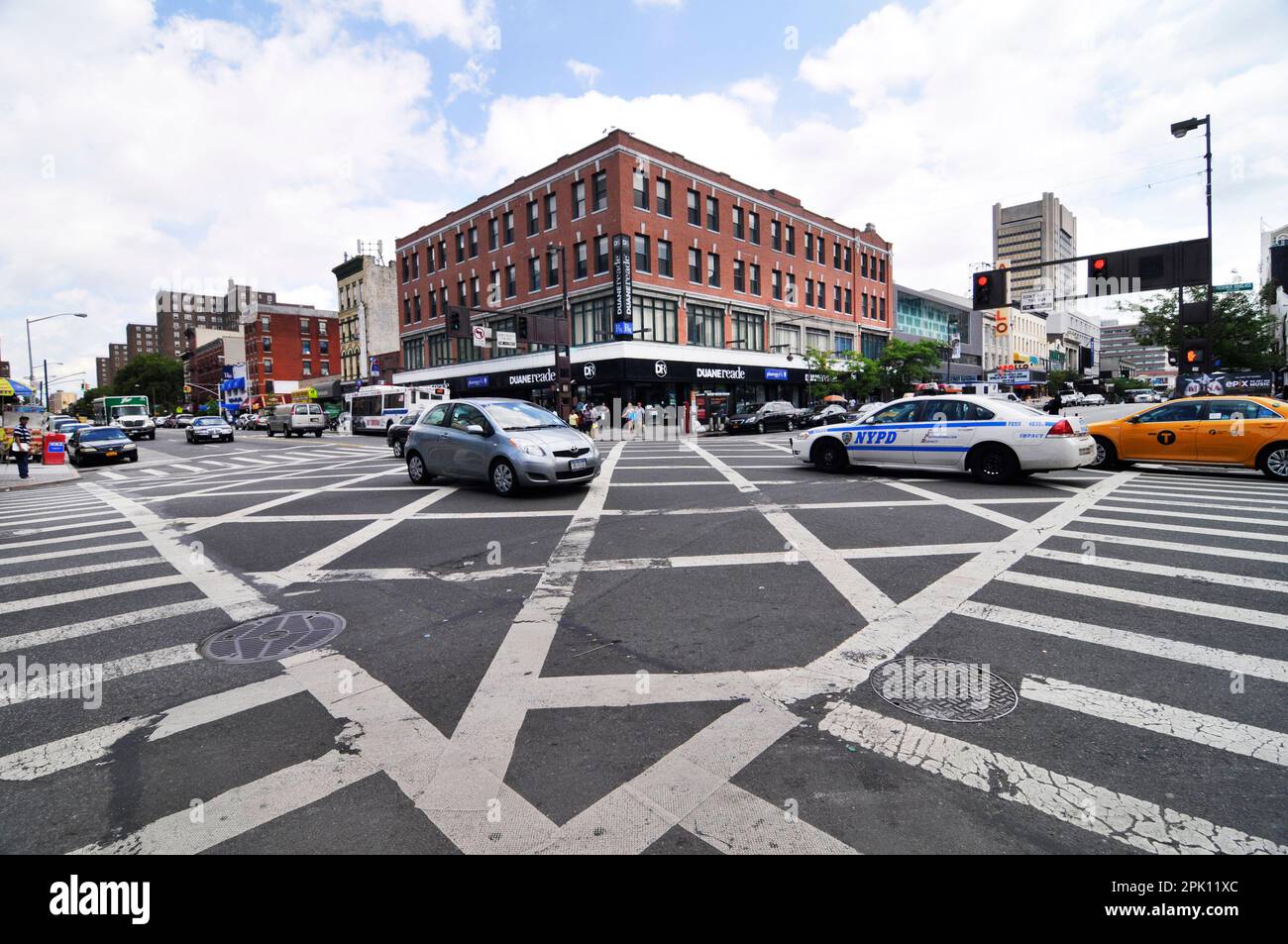 Pedestrians crossing W 125th street in Harlem, New York City, USA Stock ...
