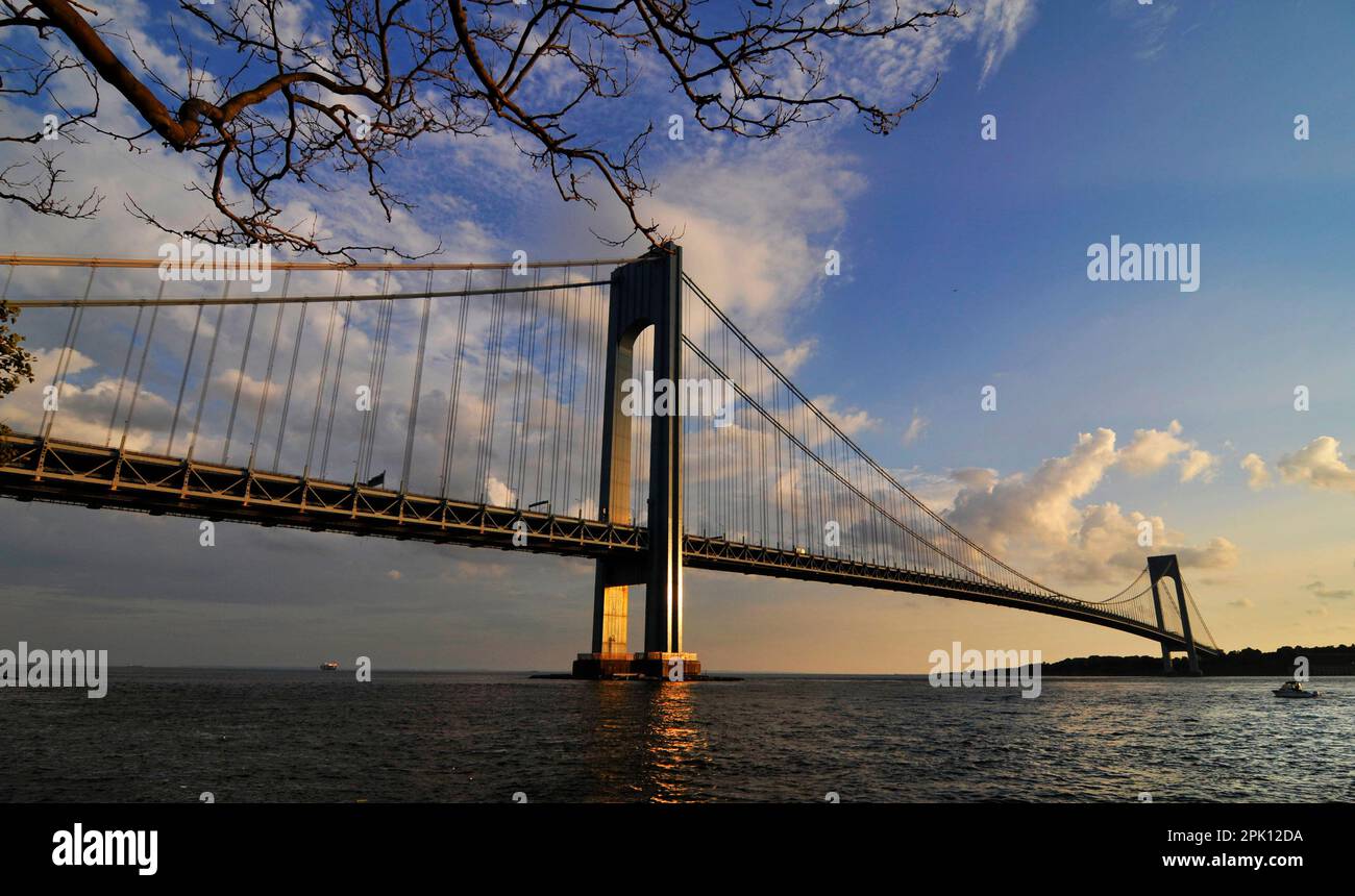 The Verrazzano bridge as seen from the Bay Ridge Promenade in Brooklyn ...