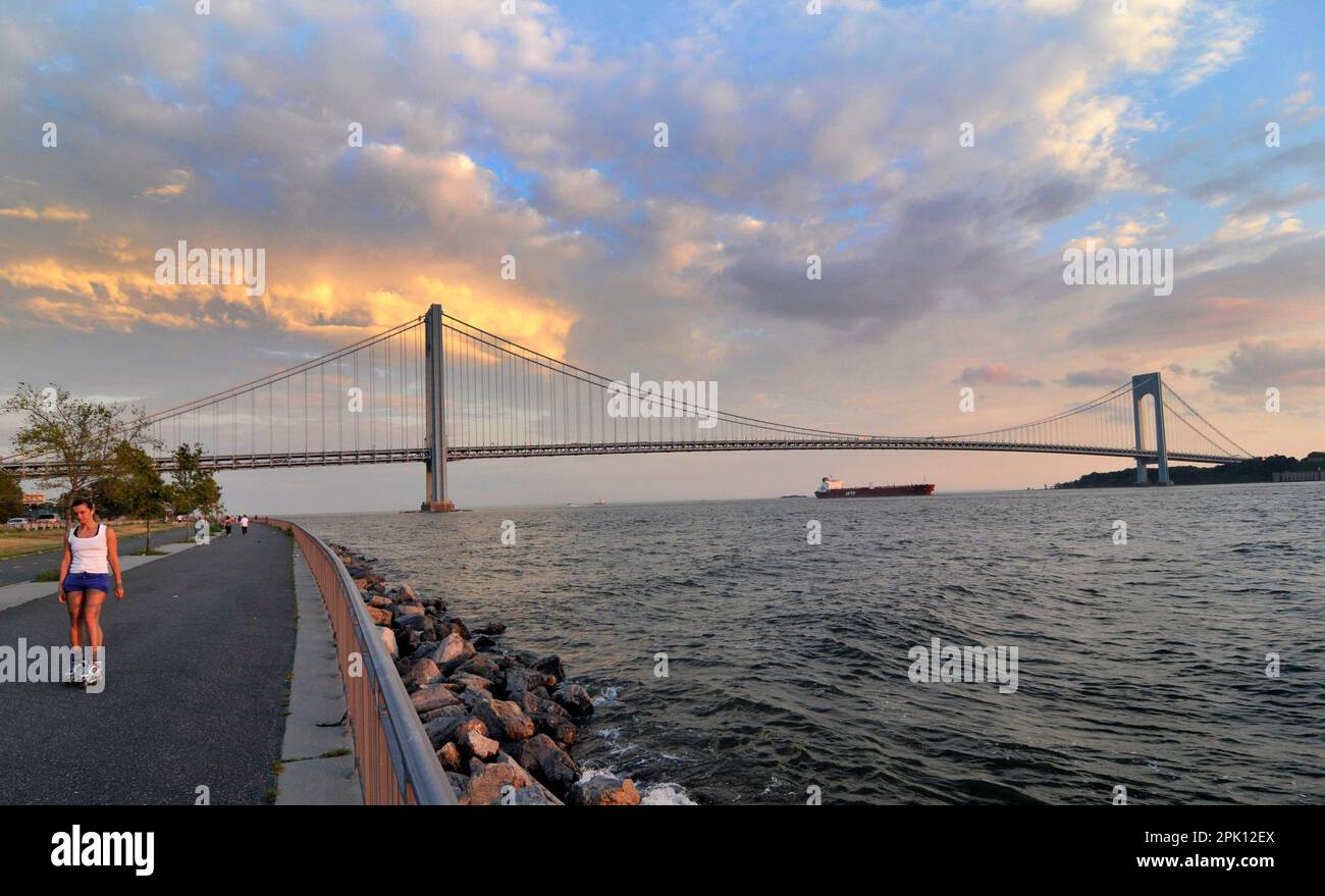 Woman rollerblading new york city hi-res stock photography and images ...
