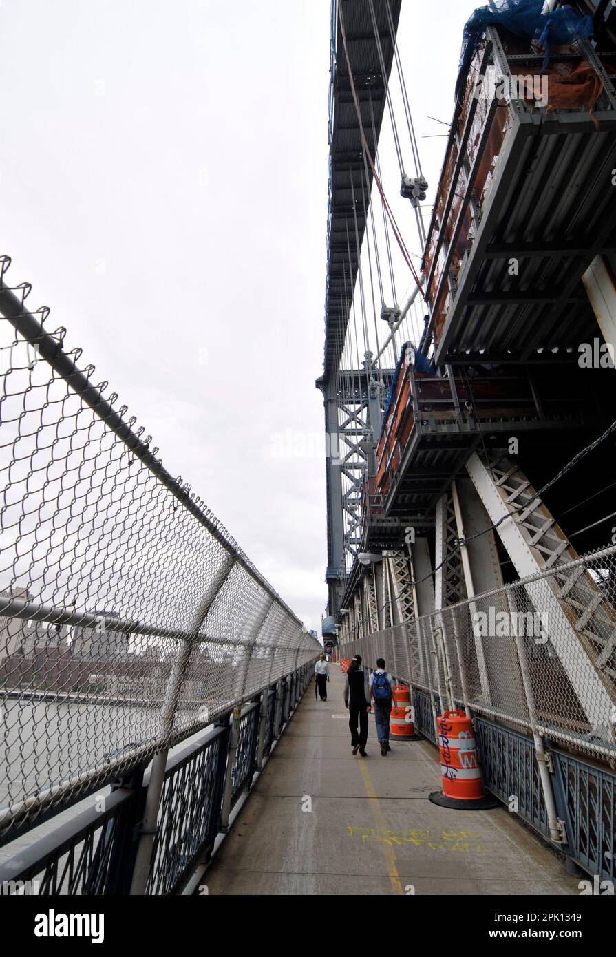 Walking brooklyn bridge view hi-res stock photography and images - Alamy