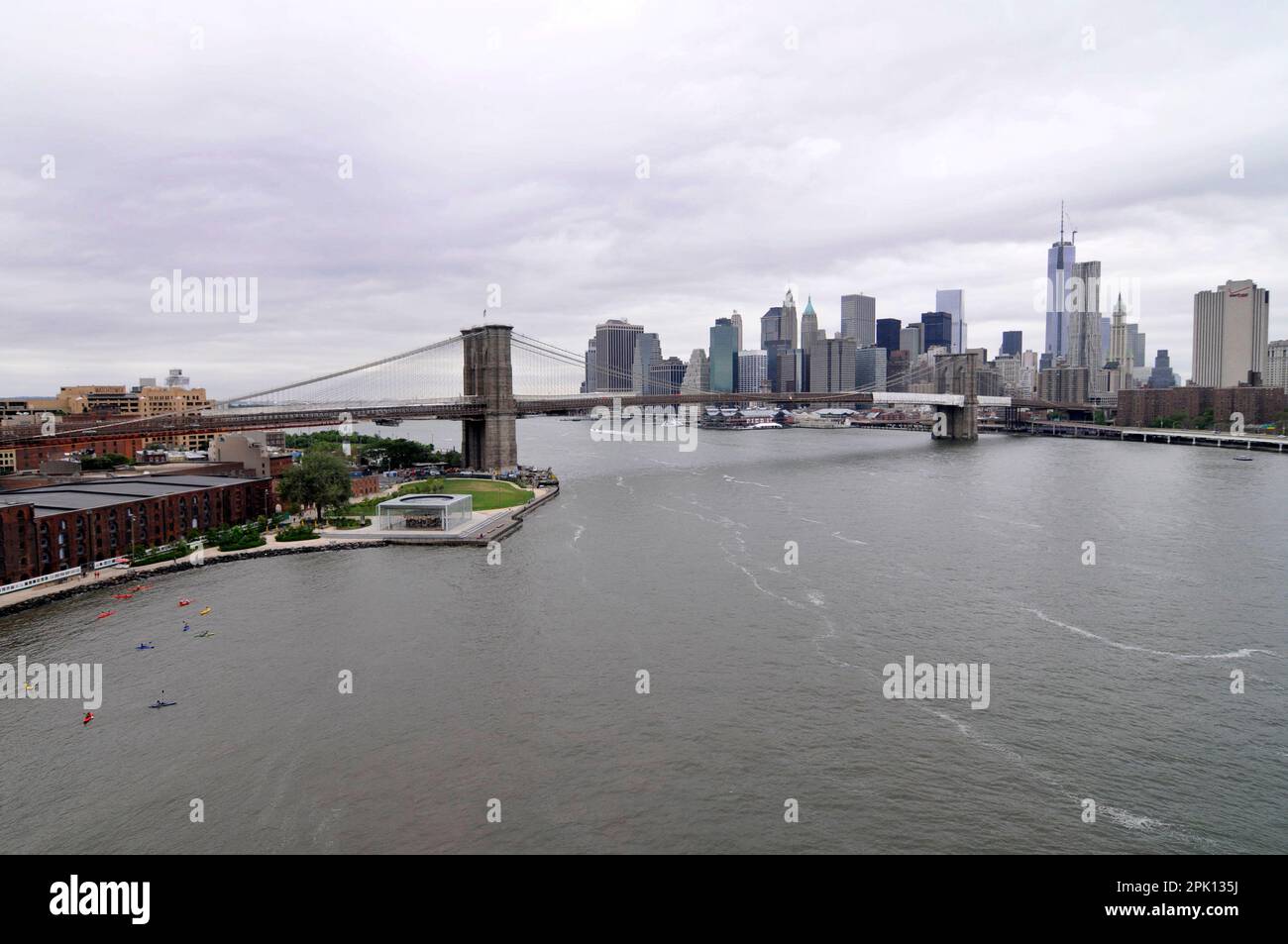 A view of the East River, The Brooklyn bridge and Manhattan seen from ...