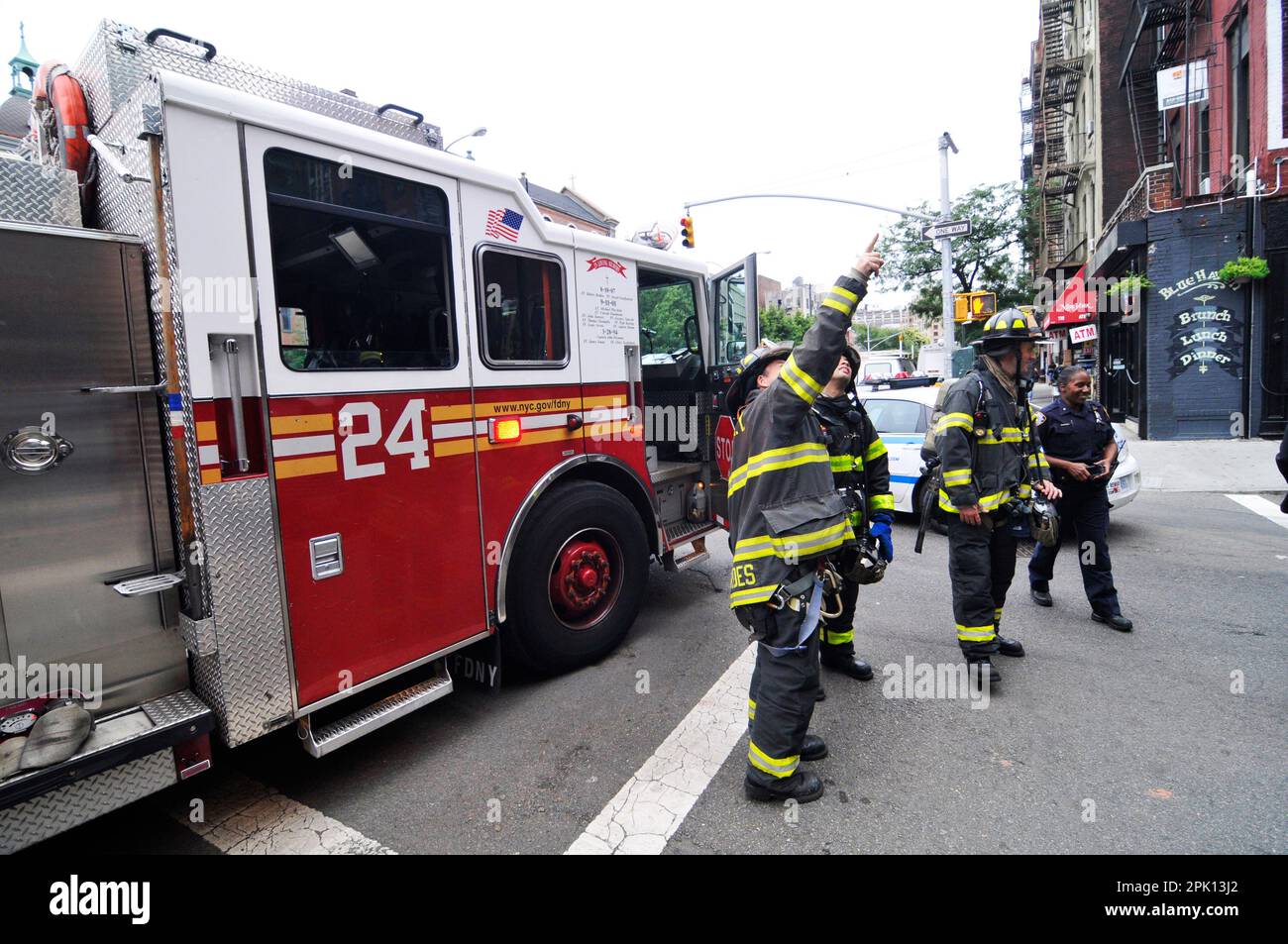 F.D.N.Y firefighters in Manhattan, New York City, NY, USA Stock Photo ...