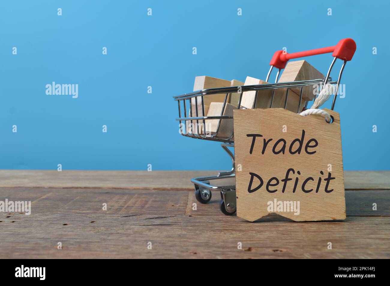 Shopping cart and label tag written with TRADE DEFICIT Stock Photo - Alamy