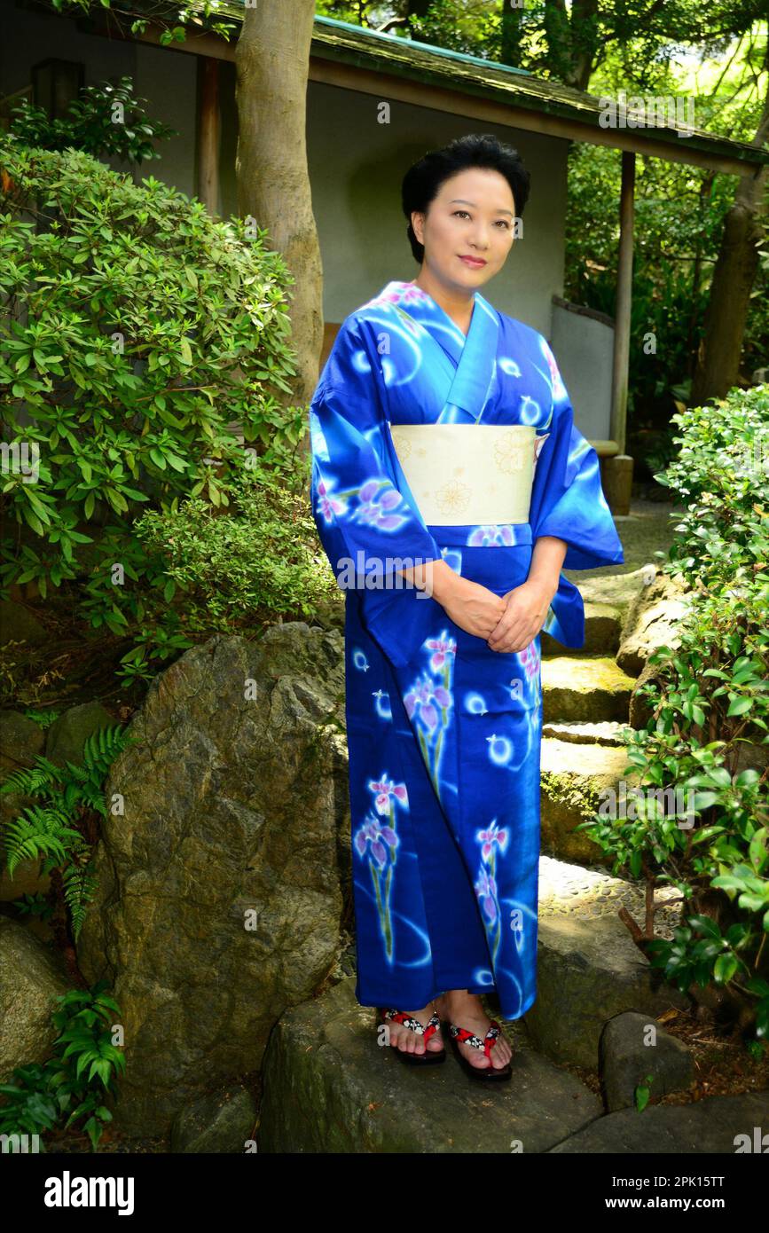 Beautiful Japanese woman wearing a blue Yukata Stock Photo - Alamy