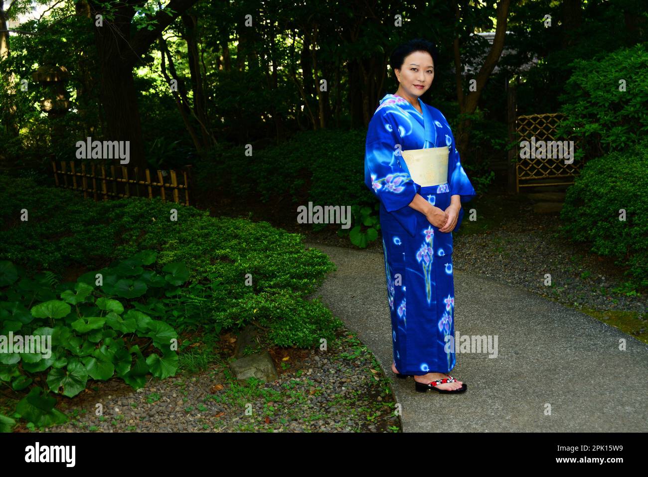 Beautiful Japanese woman wearing a blue Yukata Stock Photo - Alamy