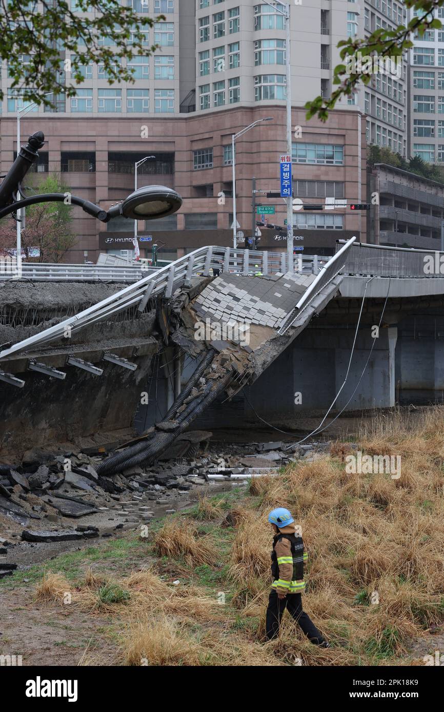 05th Apr, 2023. Sidewalk on bridge collapses This photo taken April 5 ...