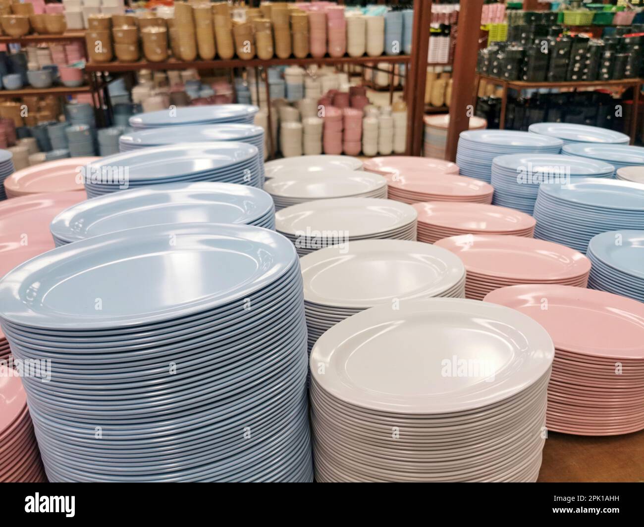 Stacks plates in shop hi-res stock photography and images - Alamy