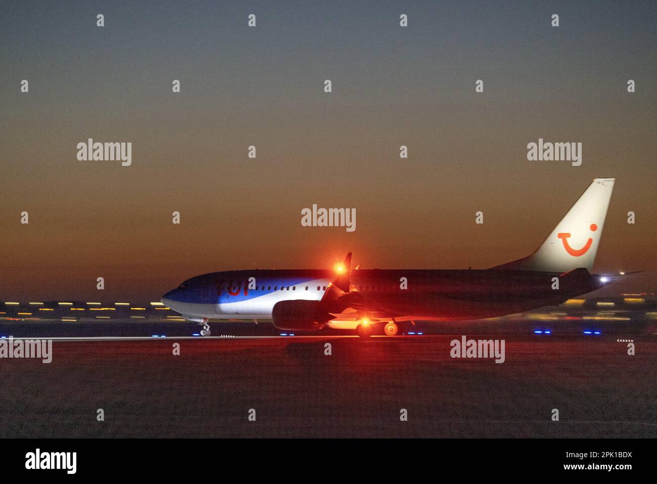 SCHIPHOL - A TUI plane takes off from Schiphol. The airport wants to ...