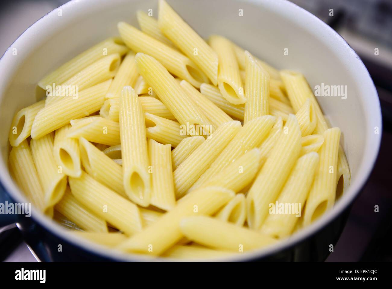 Full pot of pasta hi-res stock photography and images - Alamy