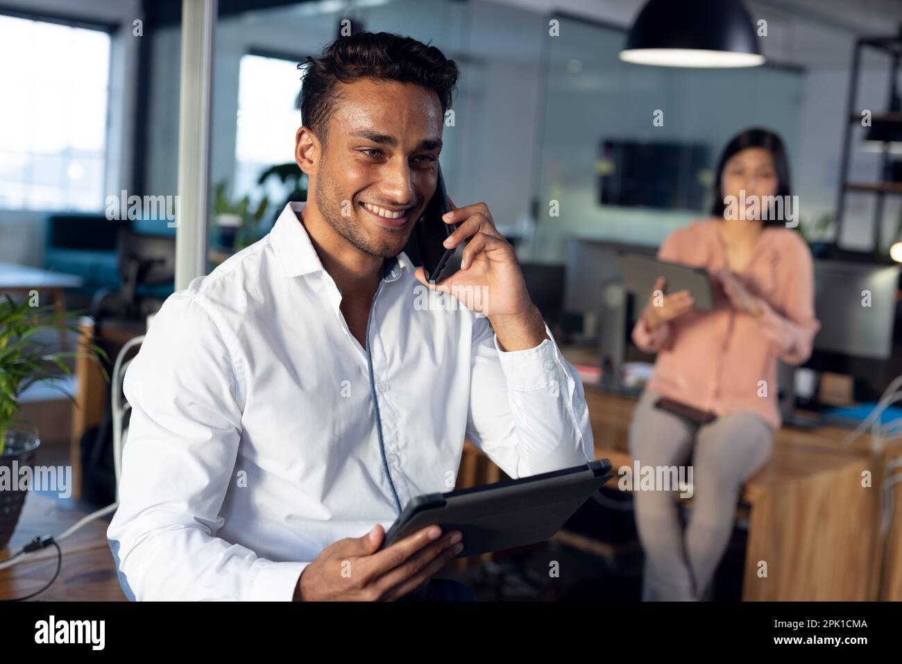 Happy people talking hi-res stock photography and images - Alamy