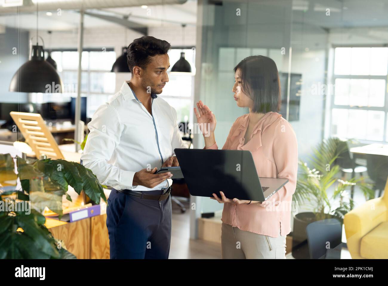 Business people using tablet laptop hi-res stock photography and images ...