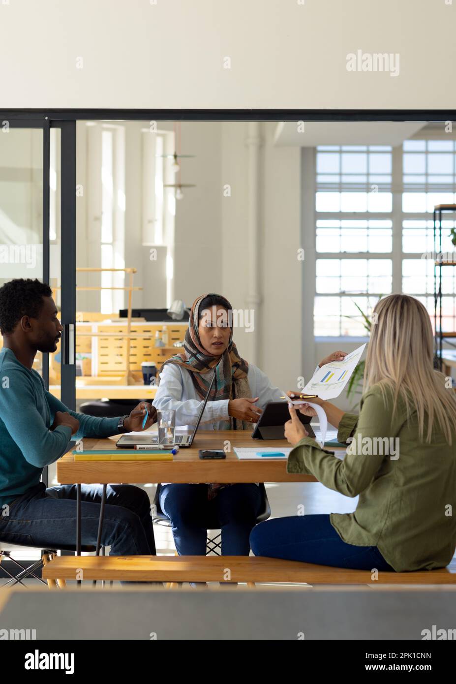 Group of people at table hi-res stock photography and images - Alamy