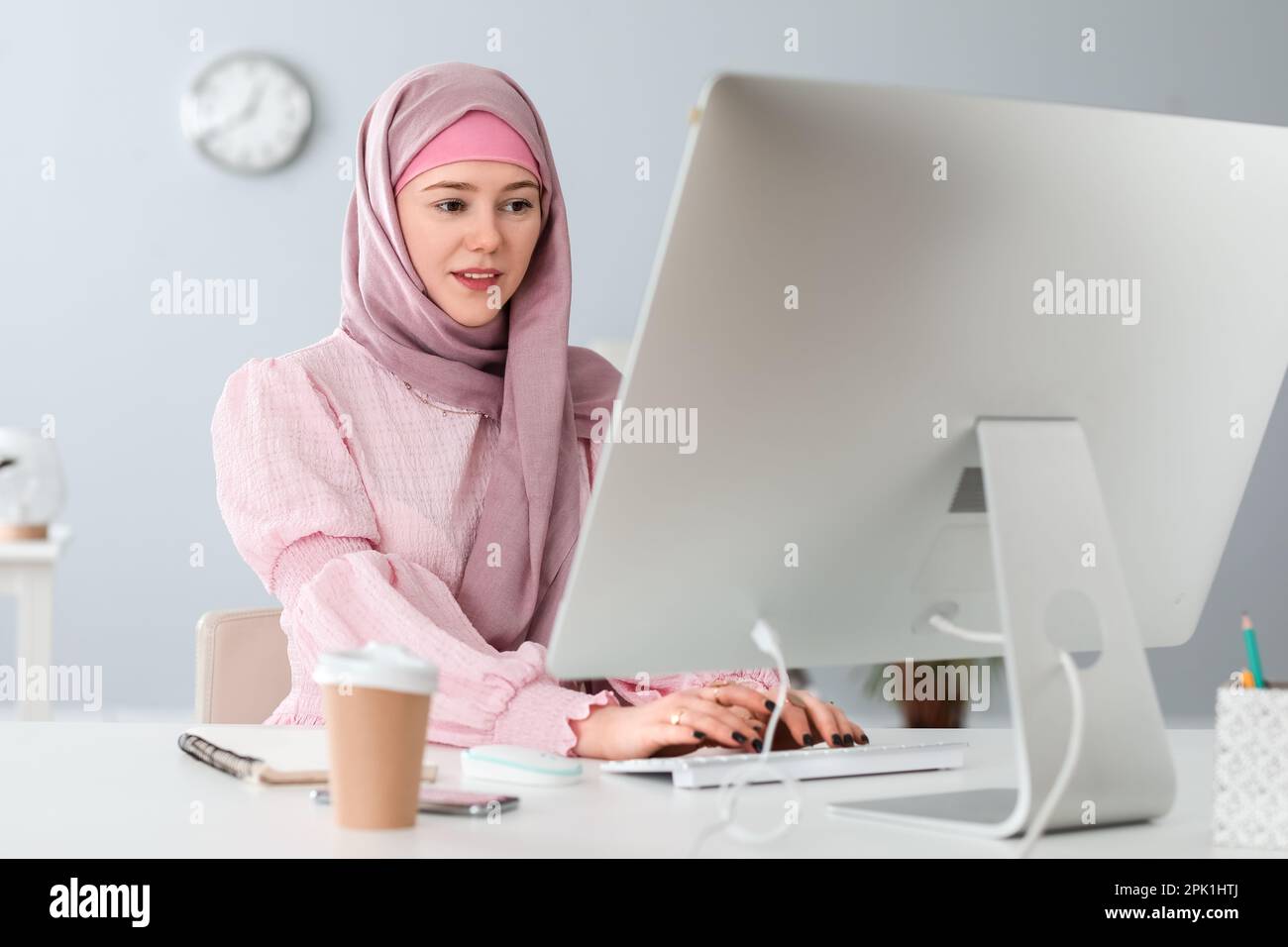 Female arabian engineer hi-res stock photography and images - Alamy