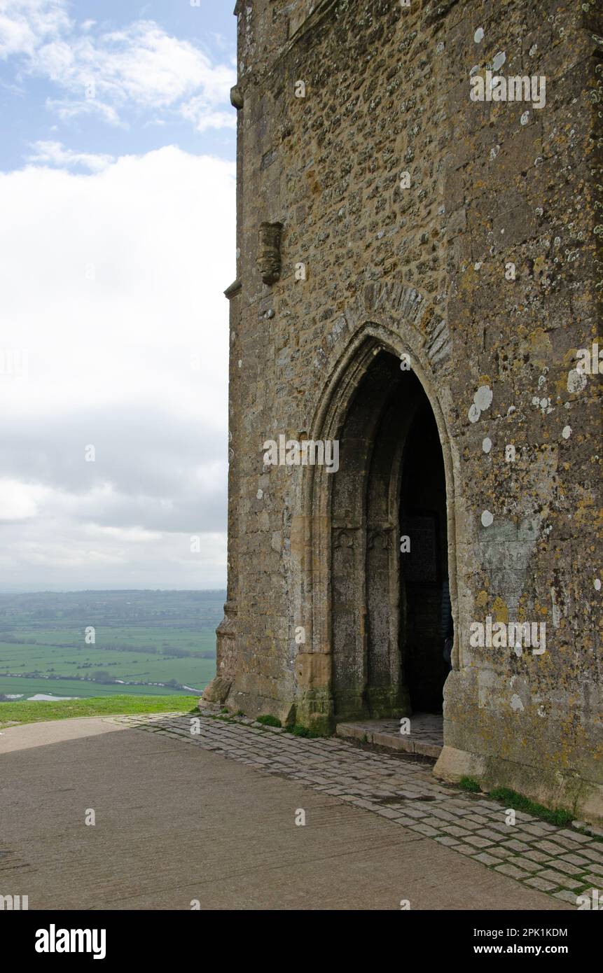 St michaels tower on top glastonbury tor hi-res stock photography and ...