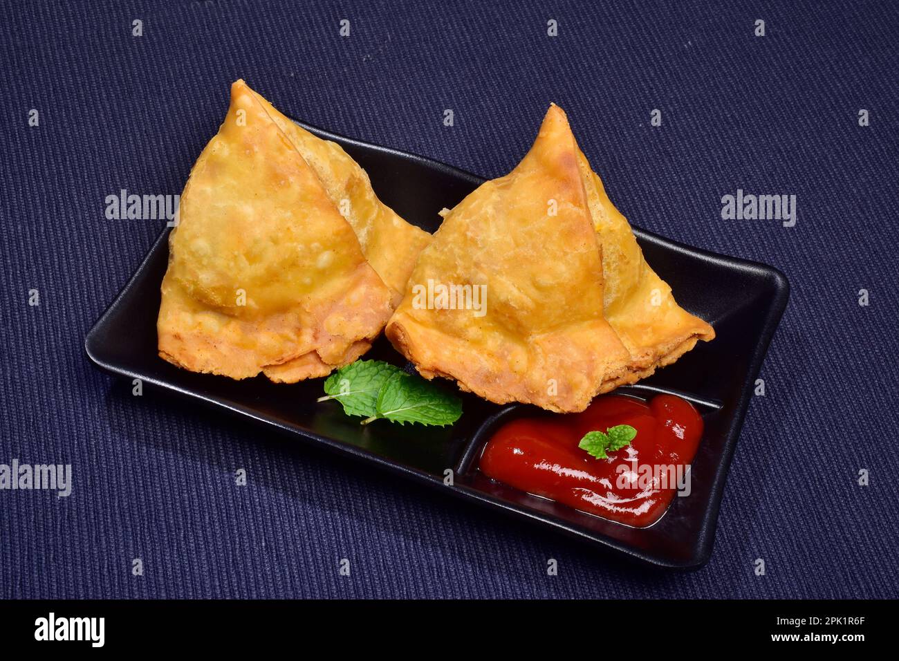 Famous samosa hi-res stock photography and images - Alamy