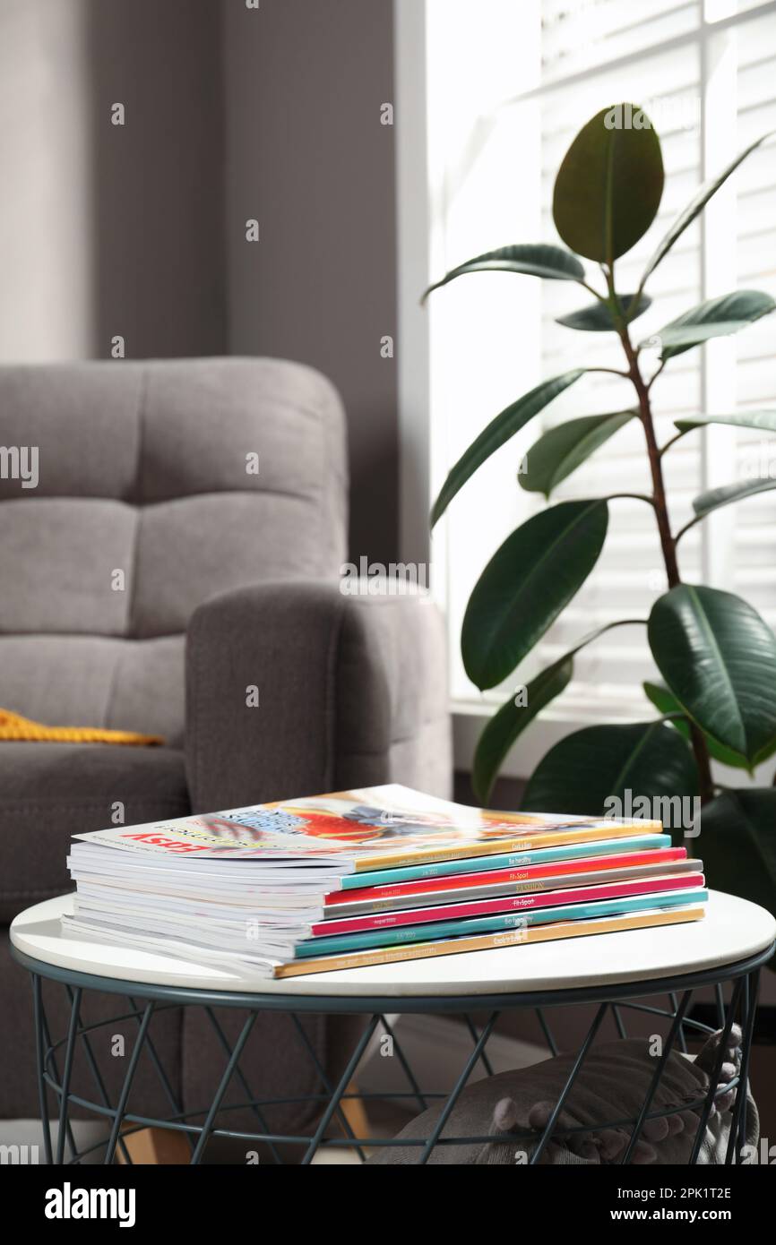 Pile table magazine hi-res stock photography and images - Alamy