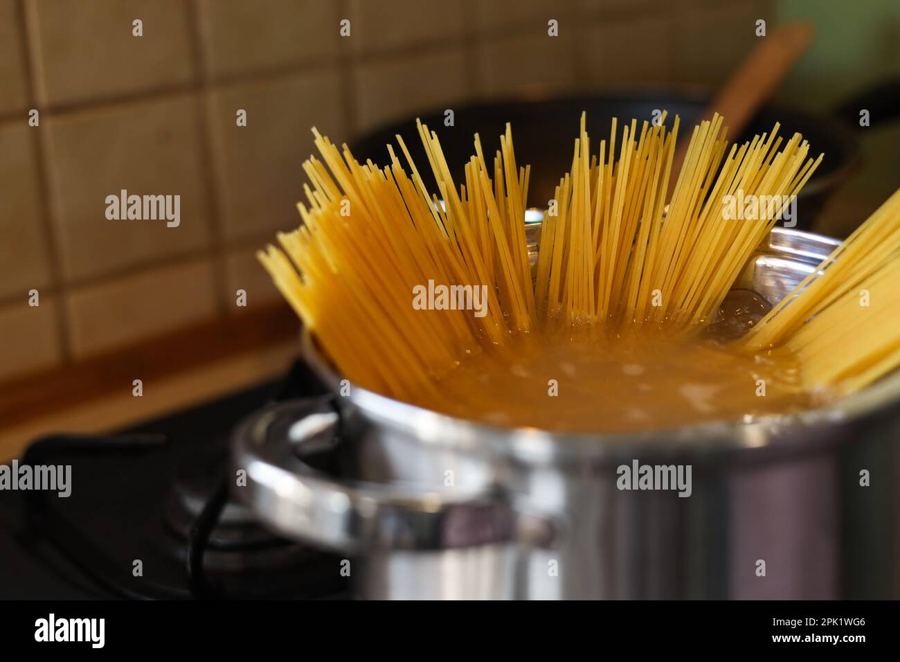 Spaghetti pasta on pot boiling hi-res stock photography and images - Alamy