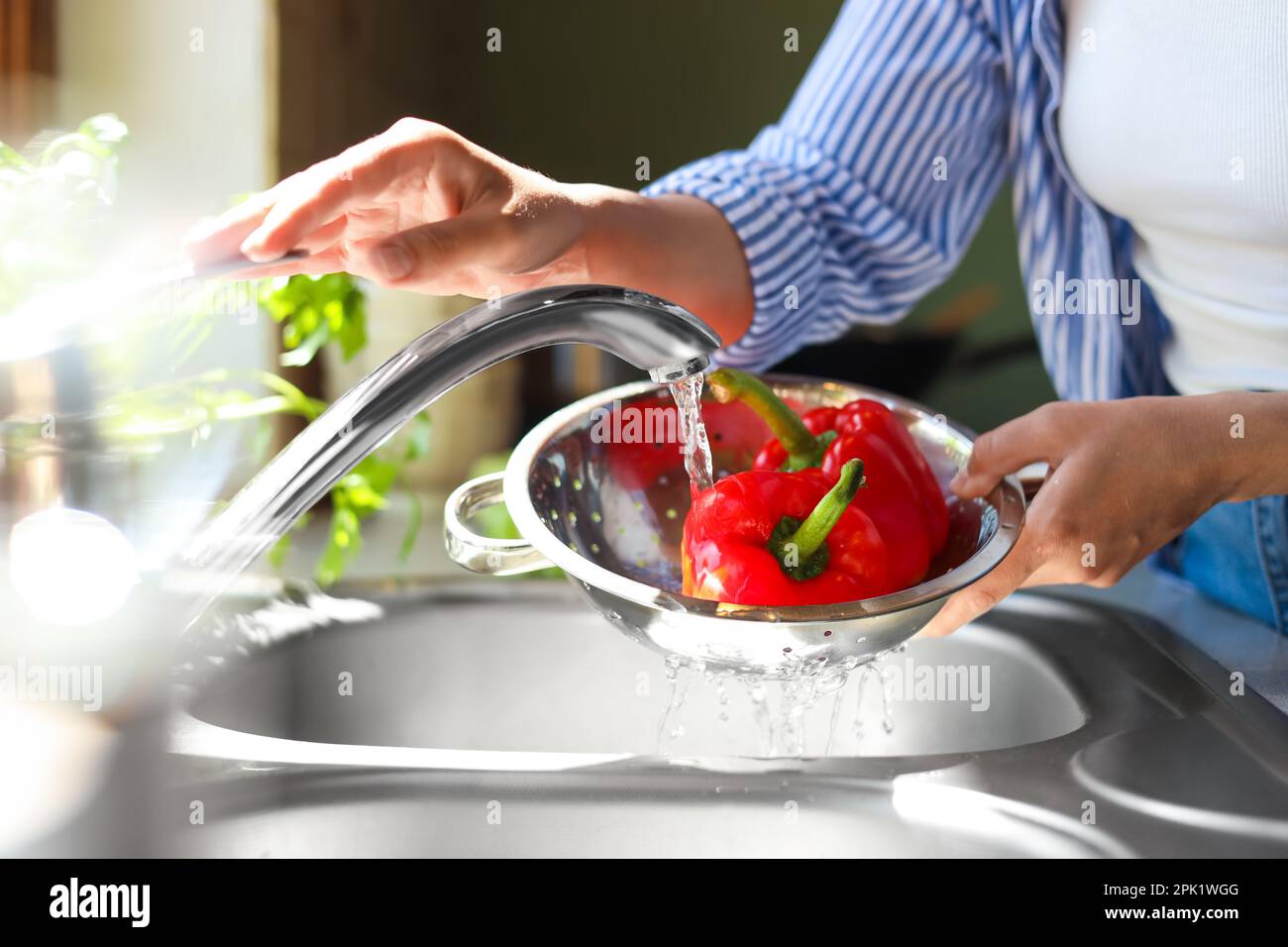 Peppers in sink hi-res stock photography and images - Alamy