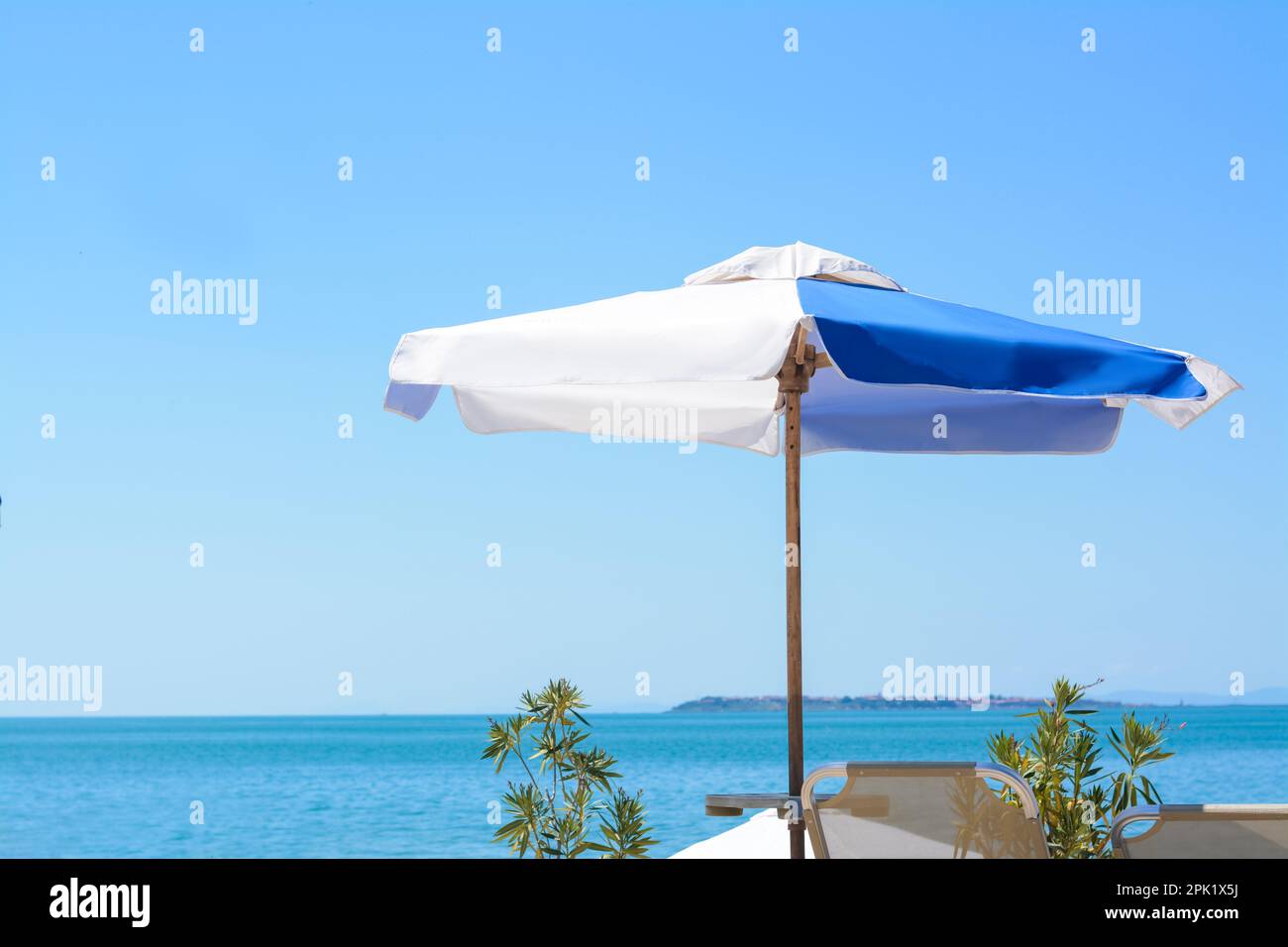 Blue and white beach umbrella at tropical resort Stock Photo - Alamy