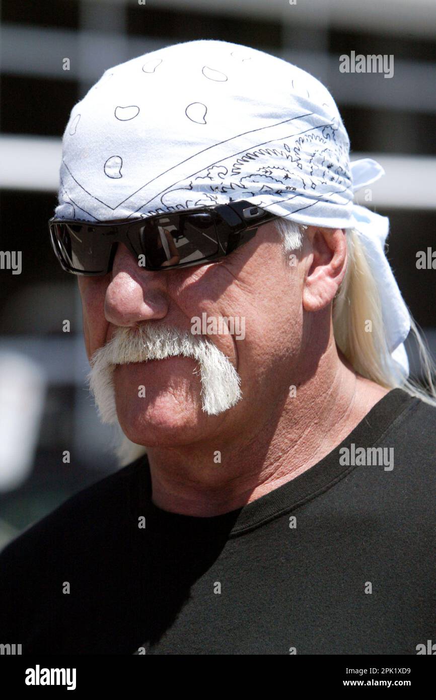 Hulk Hogan visits the Sydney Roosters rugby team at Sydney Football ...