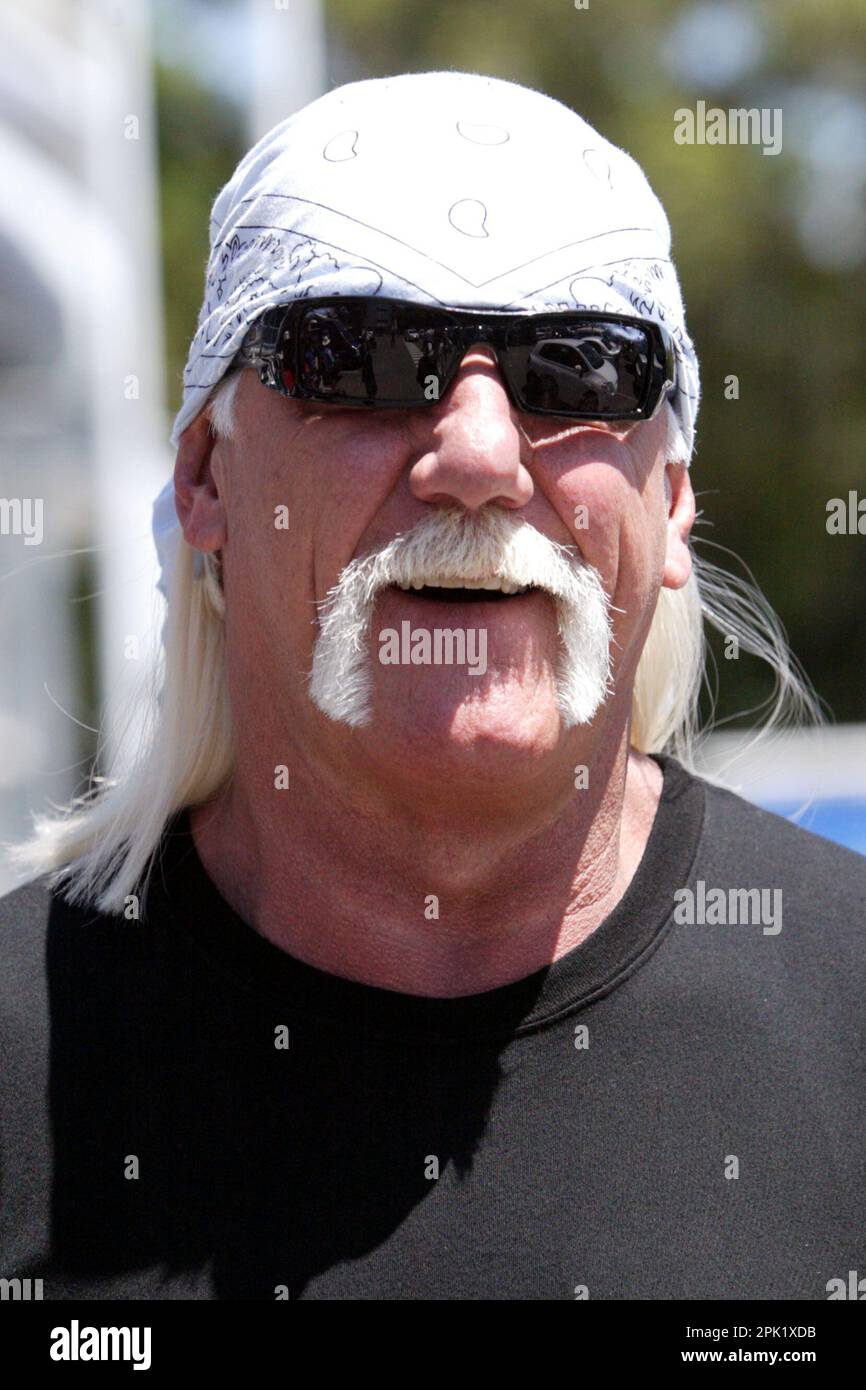Hulk Hogan visits the Sydney Roosters rugby team at Sydney Football ...